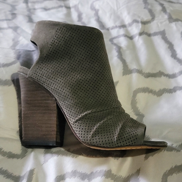 Vince Camuto | Shoes | Vince Caputo Suede Leather Hunter Green Shoes ...